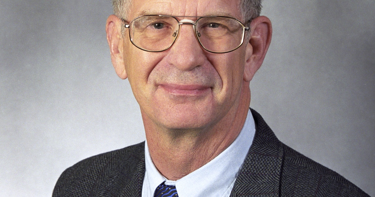 Professor Emeritus David Skaggs receives naval history medal