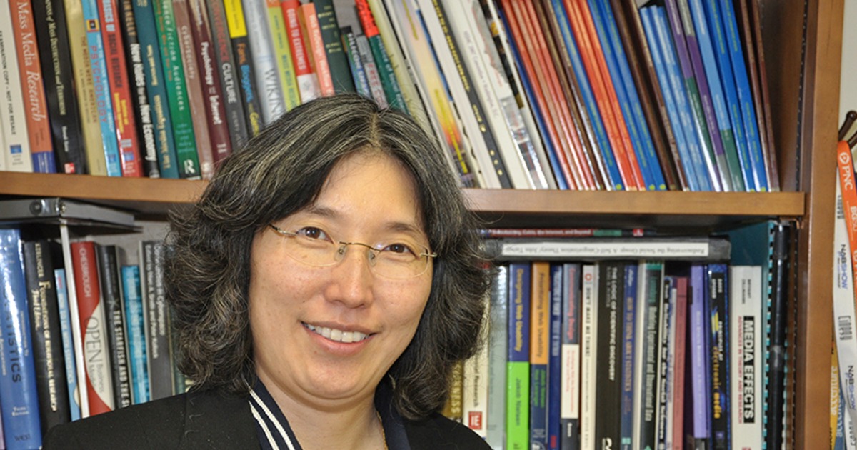 Louisa Ha receives Professorship of Research Excellence Award